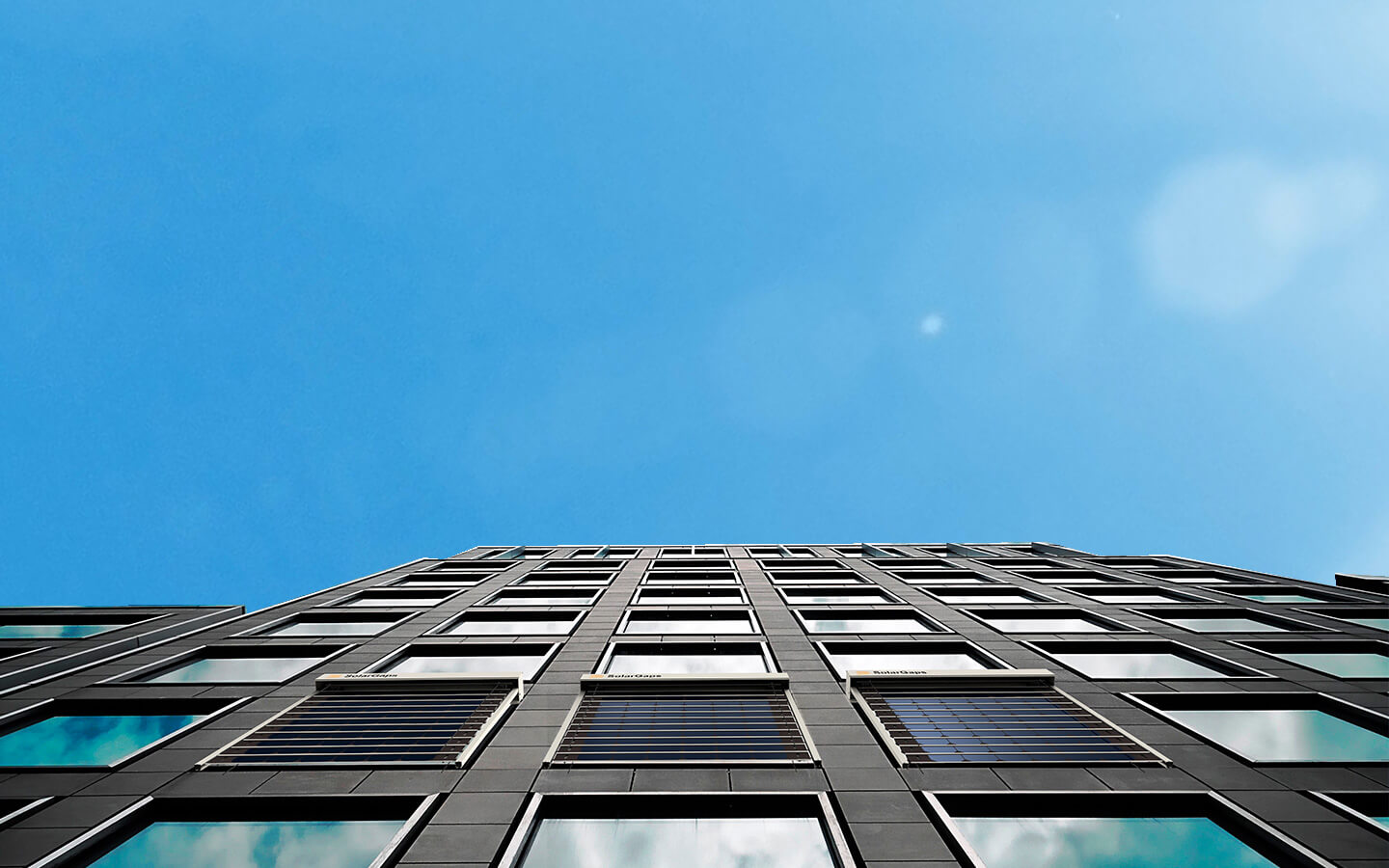 Розумні Жалюзі SolarGaps з Вбудованними Соняшними Панелями